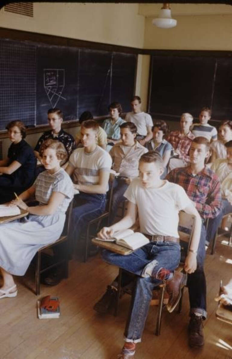 20 Vintage Photos of What 1950s Classrooms Looked Like