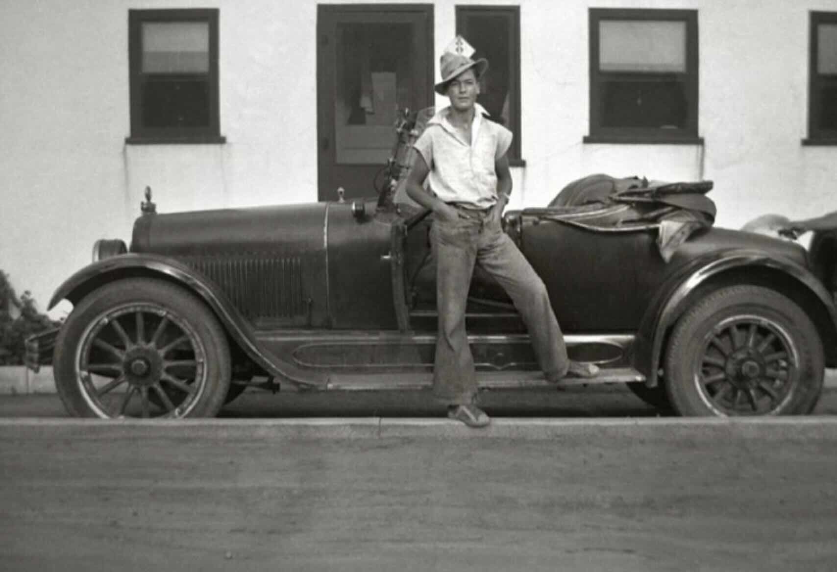 18 Vintage Photos of People's Cars in the 1920s
