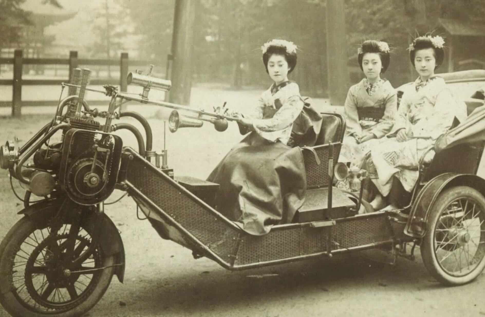 18 Vintage Photos of People's Cars in the 1920s