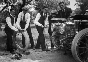18 Vintage Photos of People's Cars in the 1920s