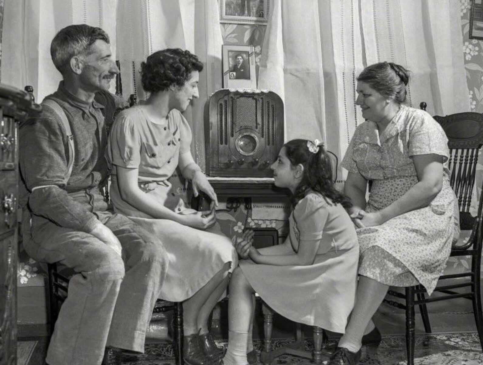 20 Family Traditions From The 1940s