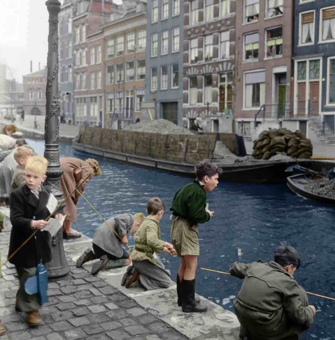 20 Colorized Early 1950s Photos