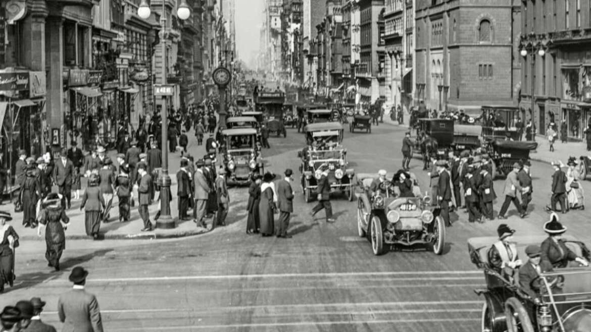 Vintage Photos - The Scroller