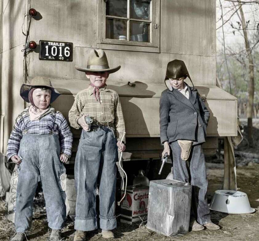 20 Colorized Early 1940s Photos