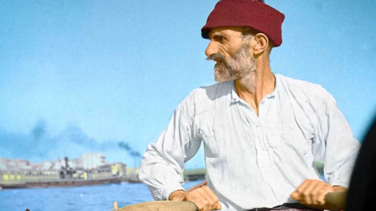 Vintage Photos - The Scroller