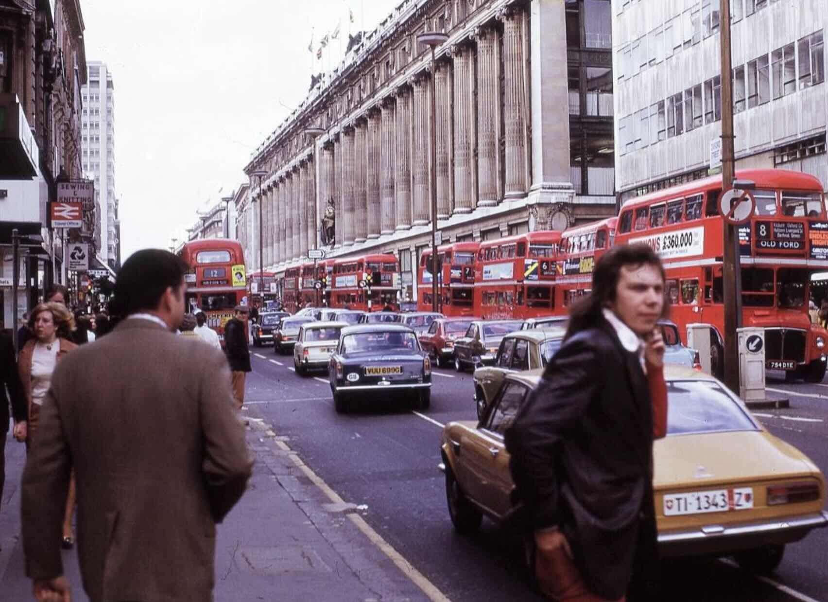 20 Vintage Photos of London in the 1960s