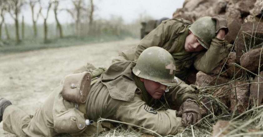 20 Vintage Photos of Combat Medics (1940s–1990s)