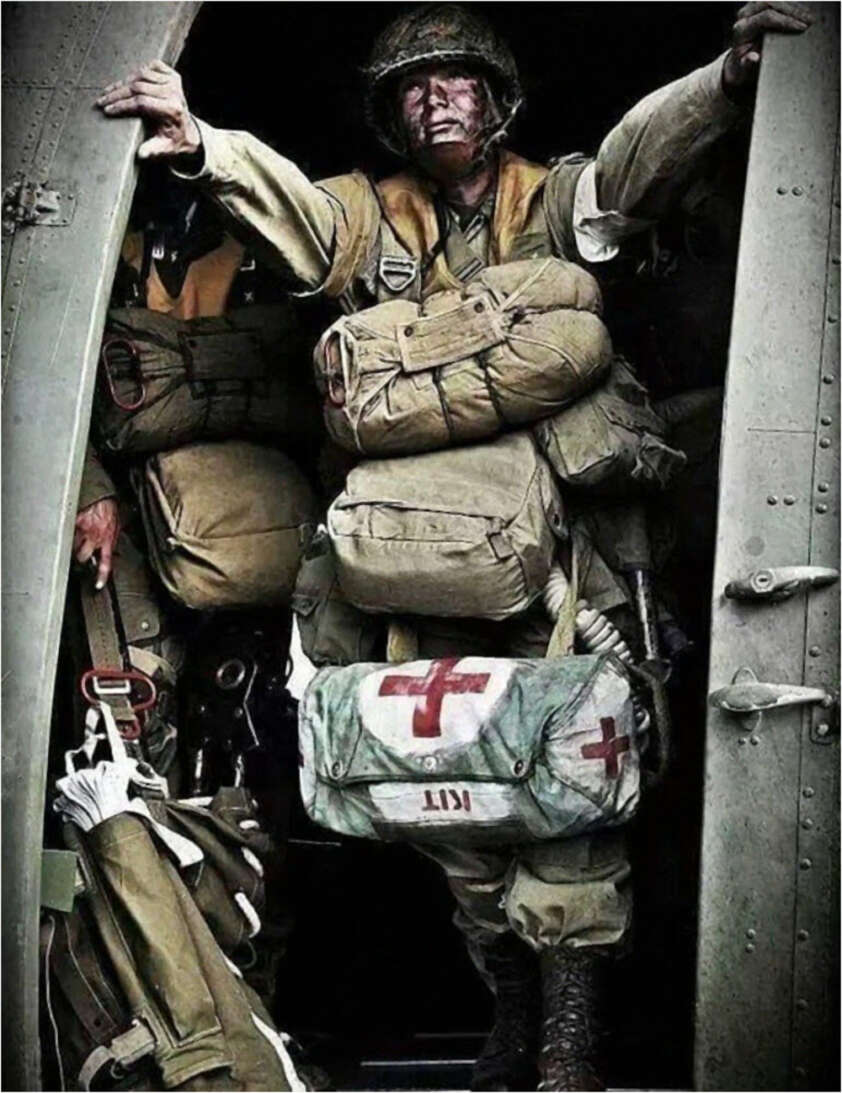 20 Vintage Images of Combat Medics Through the Years