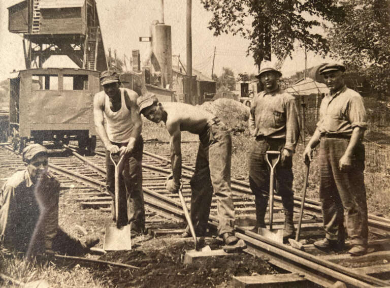 20 Vintage Photos of Railroad Workers (1890s–1970s)