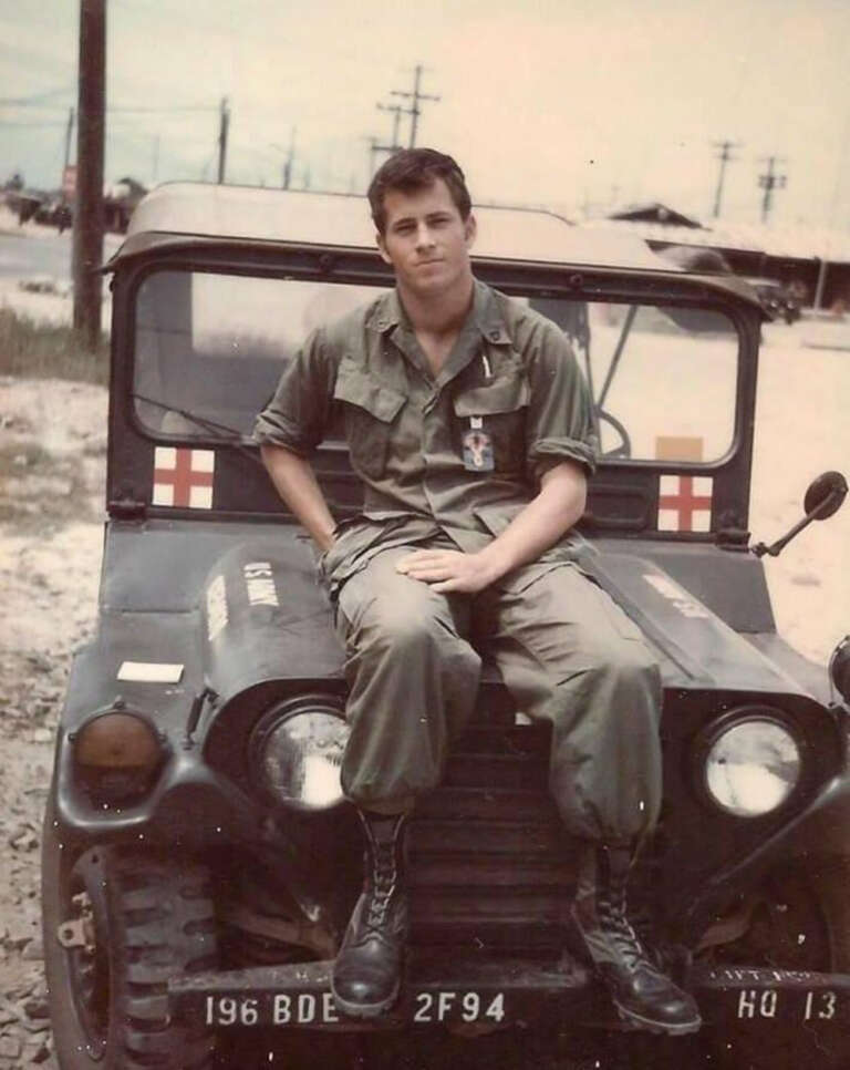20 Vintage Photos of Combat Medics (1940s–1990s)