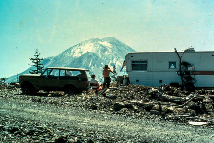 20 Vintage Photos from the 1980 Mount St. Helens Eruption