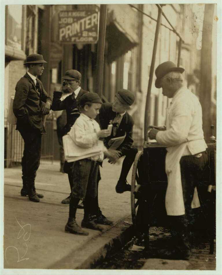 20 Vintage Photos of Paperboys from the 1900s