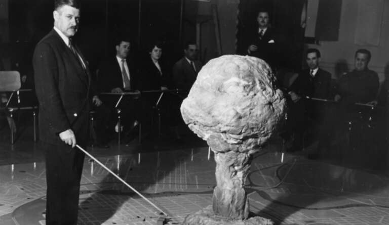 20 Powerful Vintage Photos From the Cold War Era