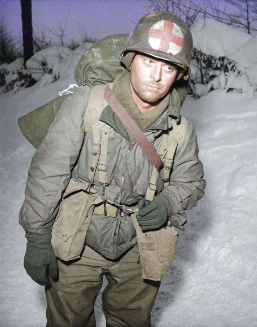 20 Vintage Photos of Combat Medics (1940s–1990s)