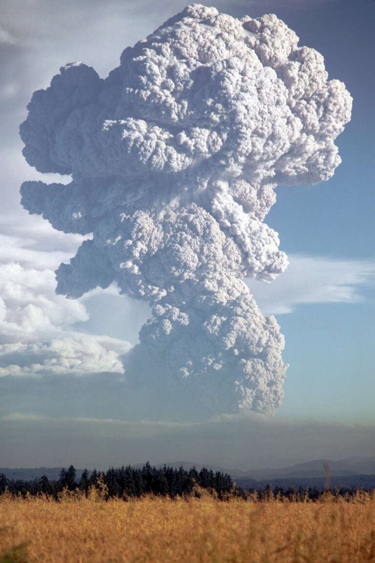 20 Vintage Photos from the 1980 Mount St. Helens Eruption