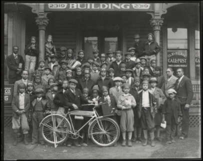 20 Vintage Photos of Paperboys from the 1900s