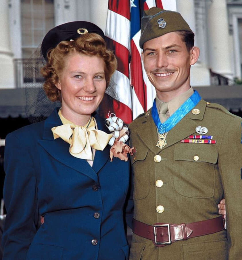 20 Vintage Photos of Combat Medics (1940s–1990s)