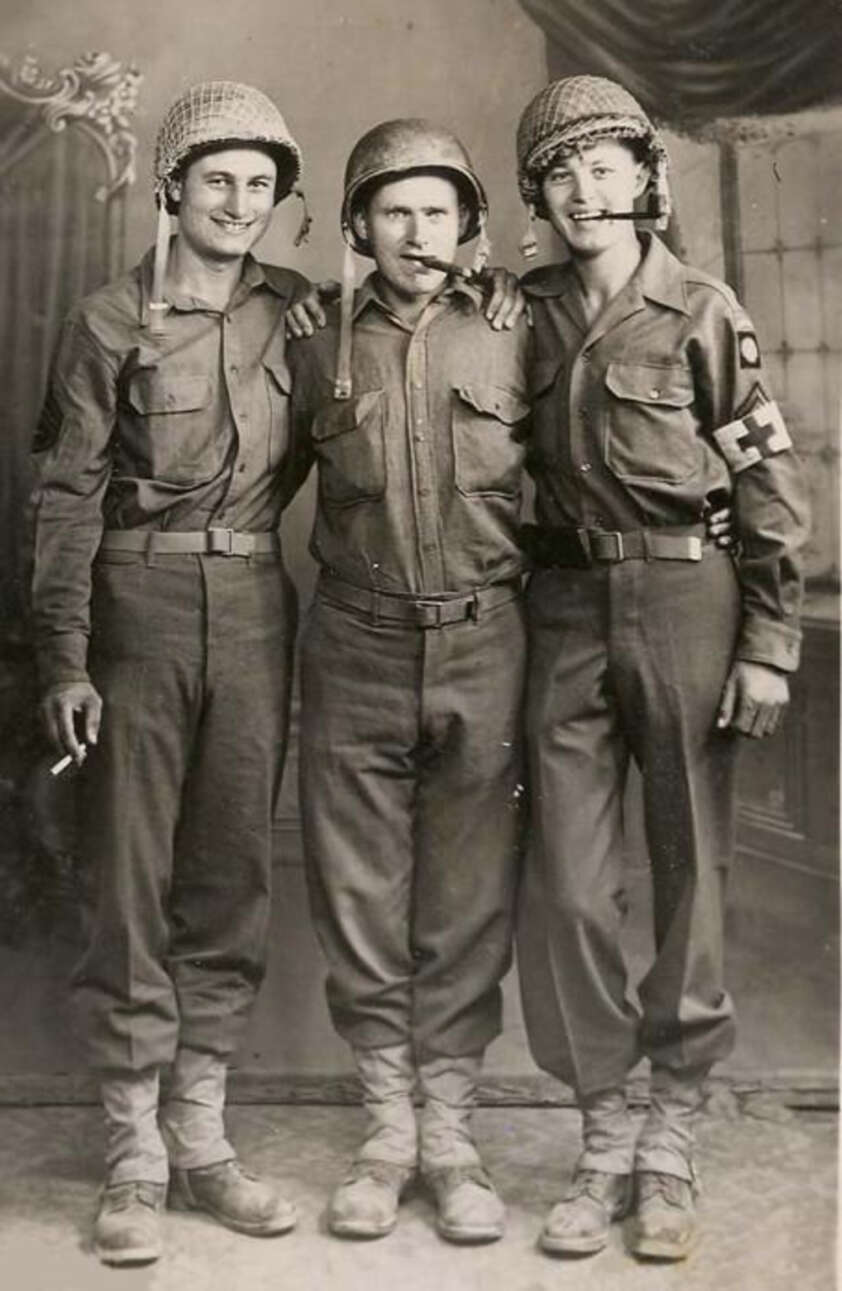 20 Vintage Photos of Combat Medics (1940s–1990s)