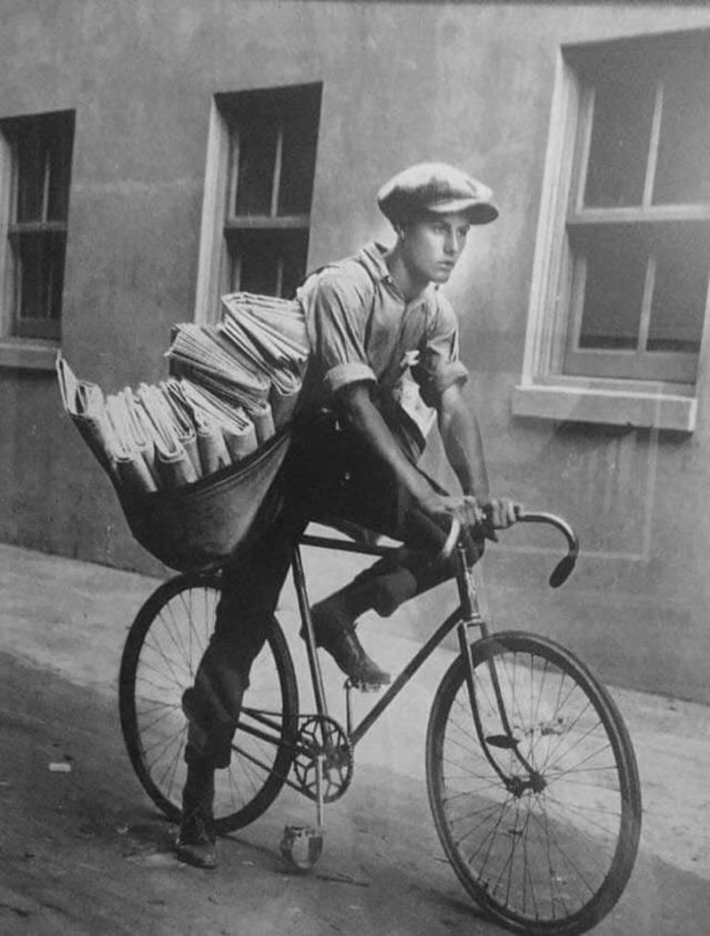 20 Vintage Photos of Paperboys from the 1900s
