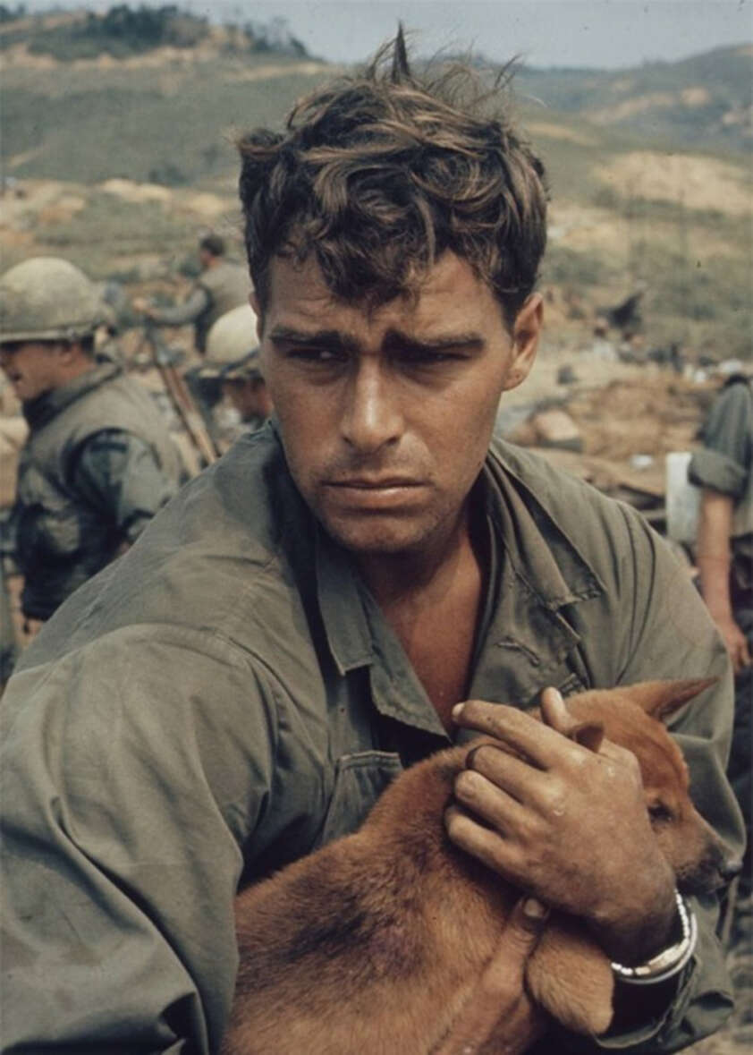 20 Vintage Photos of Combat Medics (1940s–1990s)