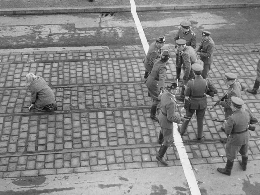 20 Powerful Vintage Photos From the Cold War Era