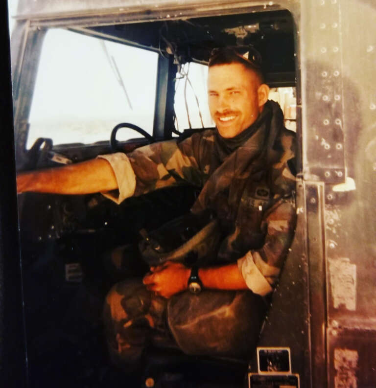 20 Vintage Photos of Combat Medics (1940s–1990s)
