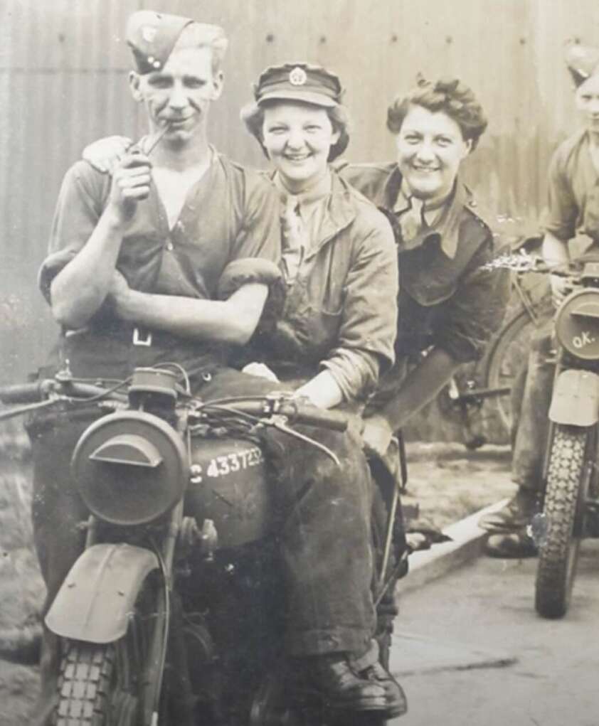 20 Vintage 1910s-1950s Classic Motorcycles And Sidecars Photos