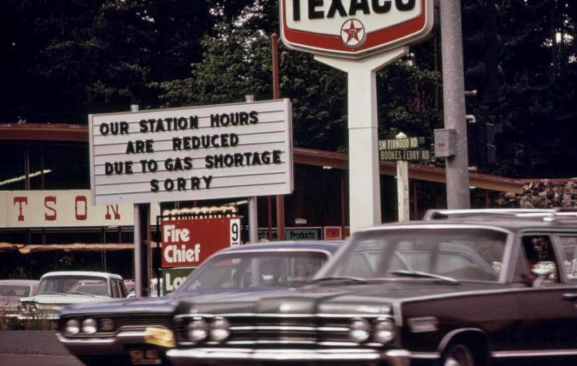 15 Vintage Photos Capturing the 1970s Oil Crisis