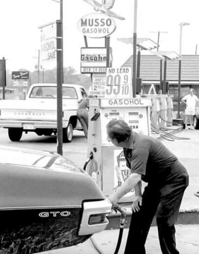 15 Vintage Photos Capturing the 1970s Oil Crisis