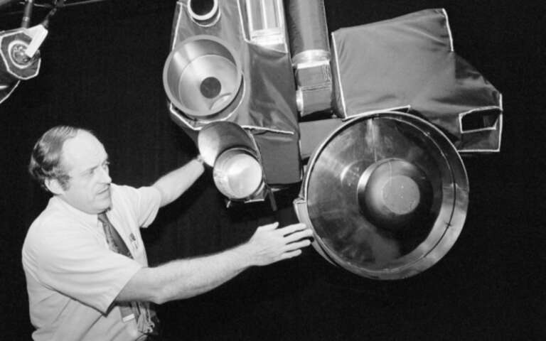15 Vintage Photos from the Voyager Spacecraft Launches