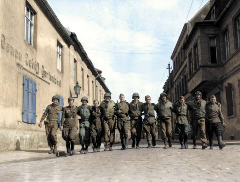 20 Colorized Vintage Photos of 1945