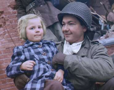 20 Colorized Vintage Photos of 1945