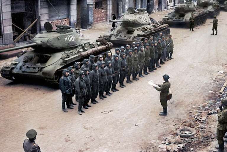 20 Colorized Vintage Photos of 1945