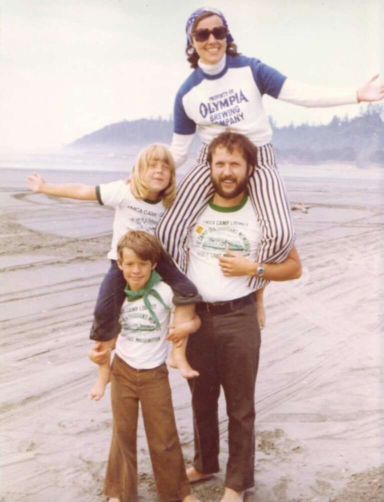 35 Striking Vintage Photos That Capture 1975
