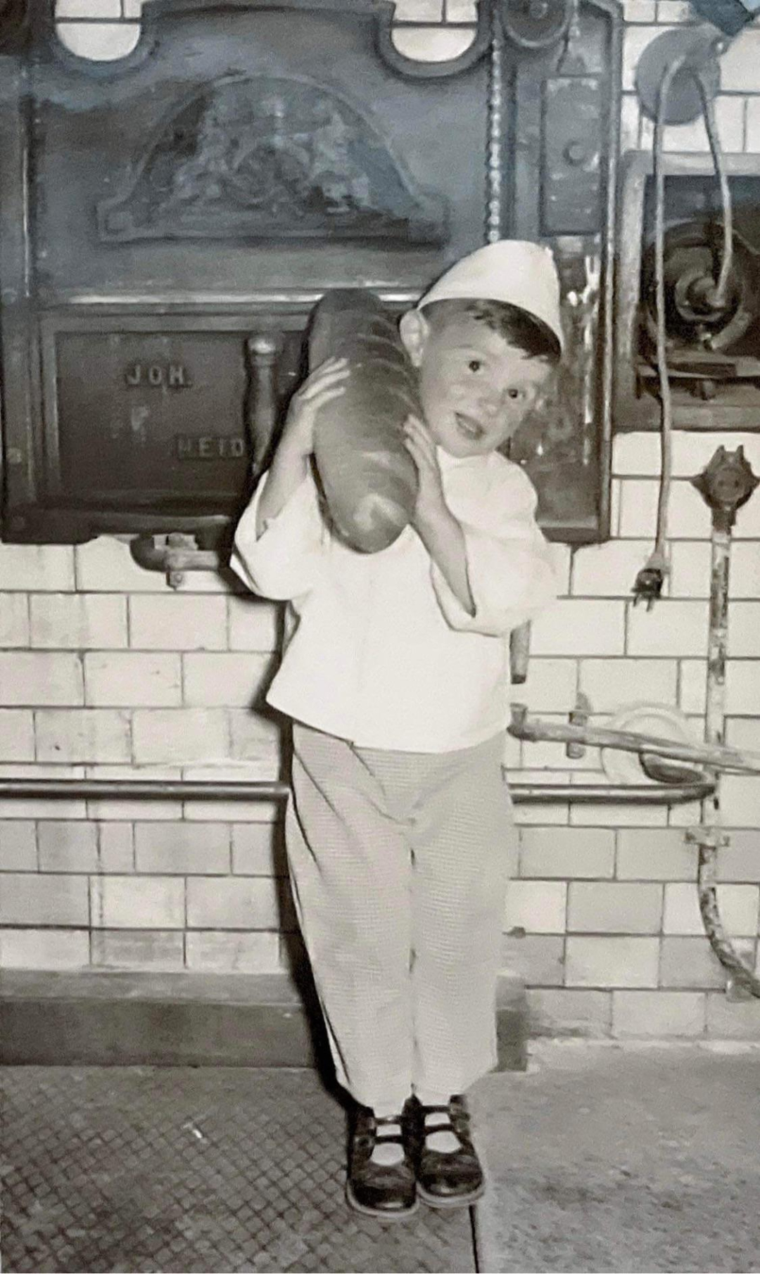 20 Vintage Photos of Bakeries That Bring the Past to Life