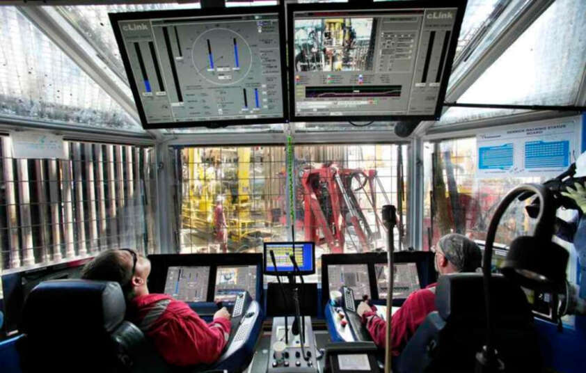 20 Photos That Show What Life on an Oil Rig Is Really Like