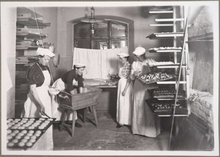 20 Vintage Photos of Bakeries That Bring the Past to Life
