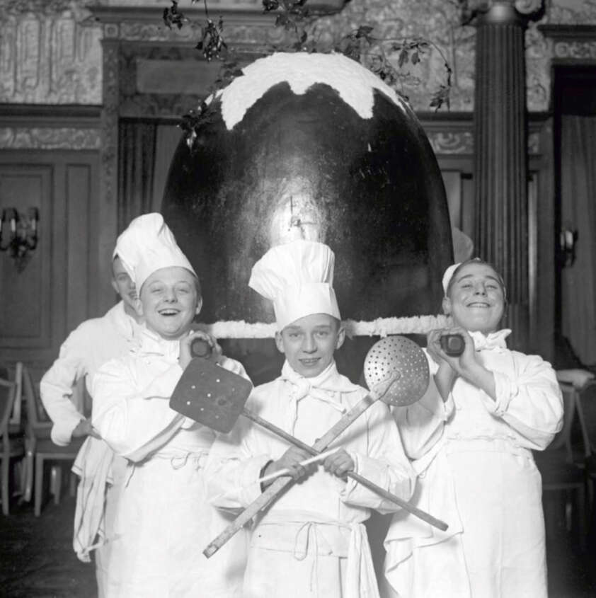 20 Fascinating Photos of Chefs from the Past (1900s–1990s)