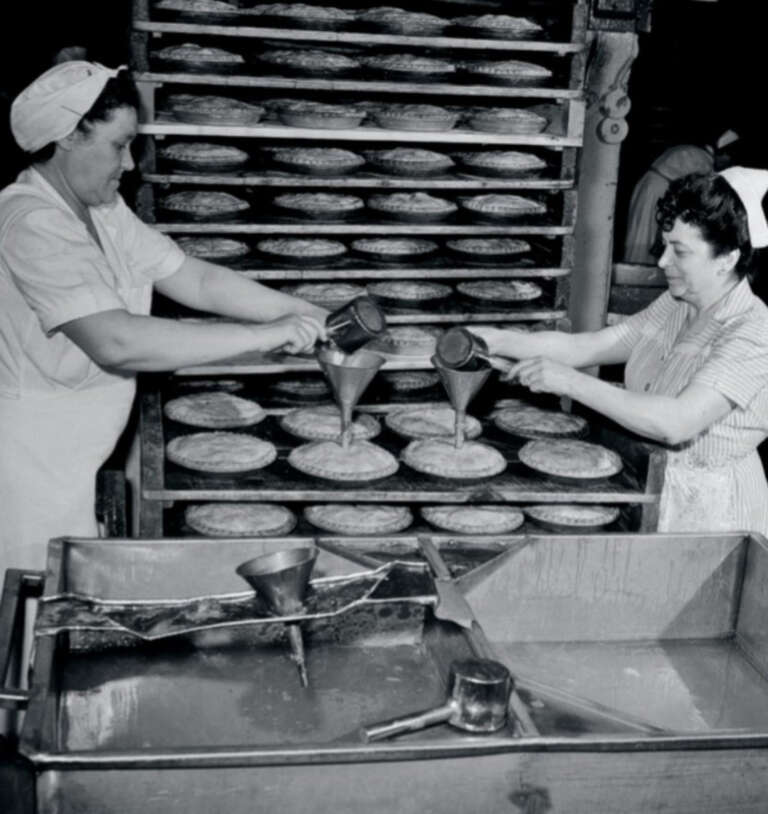20 Fascinating Photos of Chefs from the Past (1900s–1990s)