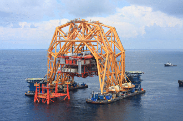 20 Photos That Show What Life on an Oil Rig Is Really Like