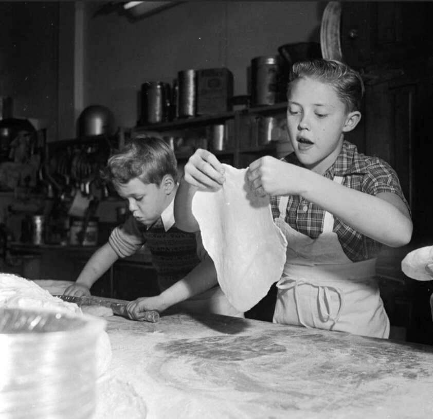 20 Vintage Photos of Bakeries That Bring the Past to Life
