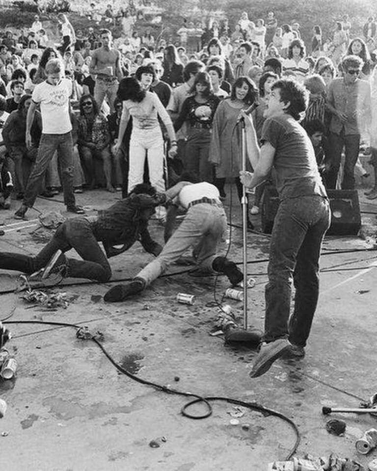 20 Photos That Embody Punk Rock Culture (’70s–’80s)