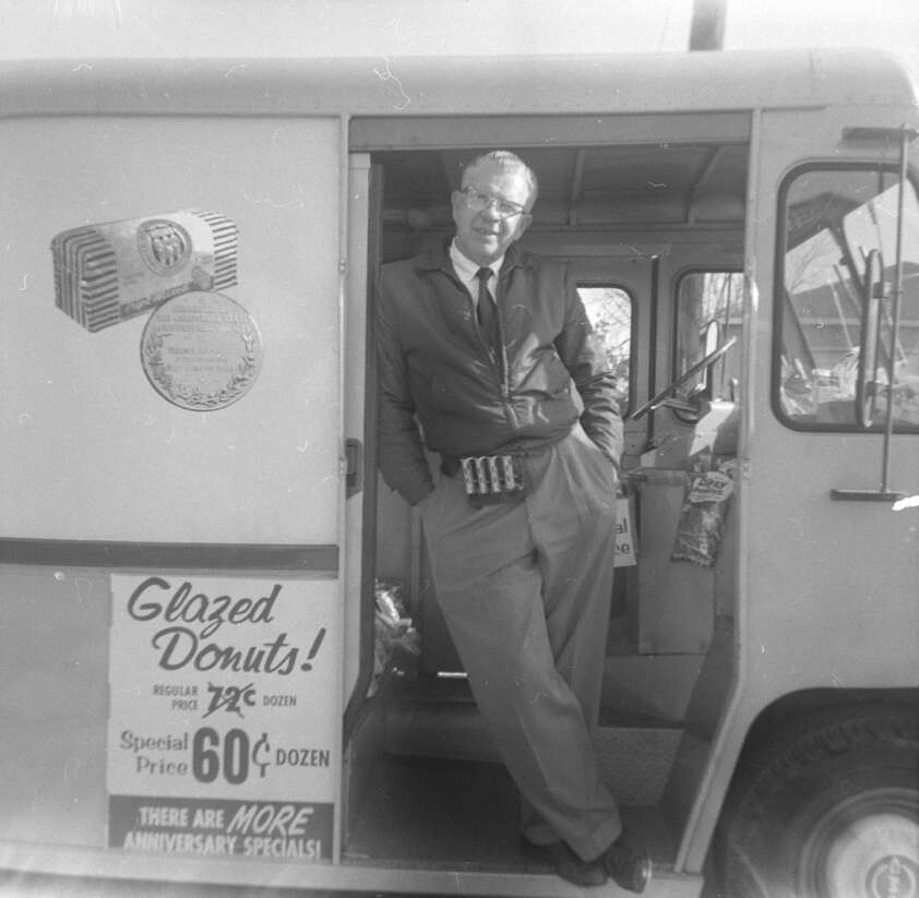 20 Vintage Photos of Bakeries That Bring the Past to Life