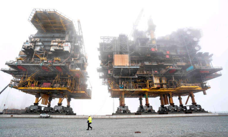 20 Photos That Show What Life on an Oil Rig Is Really Like