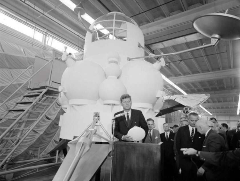 20 Vintage Photos That Show What NASA Was Like in the 1960s