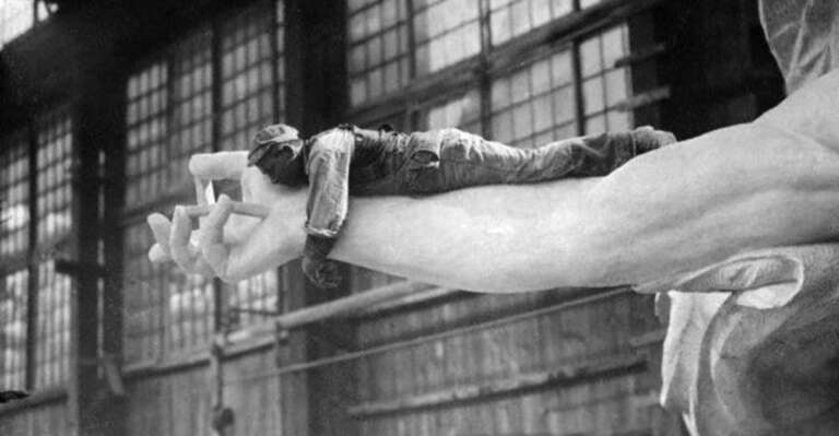 20 Fascinating Photos of Sculptors at Work Through the Years