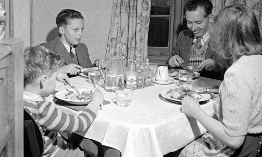 20 Forgotten Weekend Activities Families Loved in the 1950s