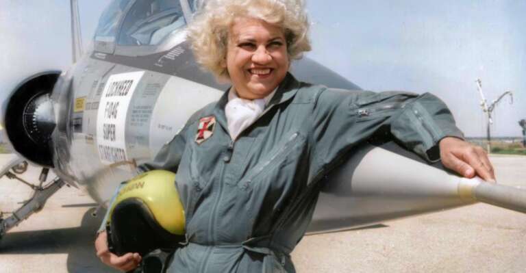 23 Last Photos of Pioneering Pilots and Aviators in Cockpits