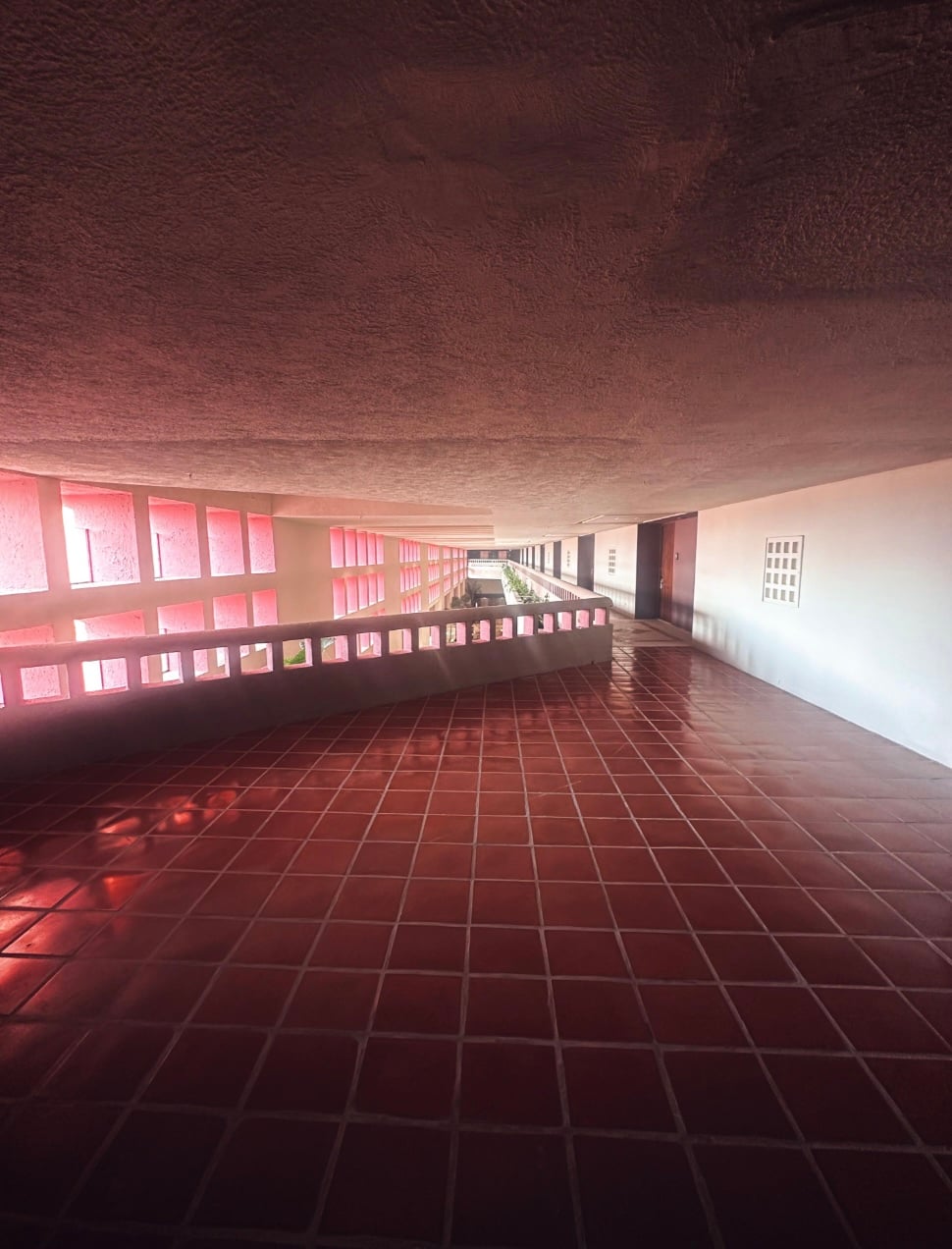 20 Photos of Unsettling Liminal Spaces That Are Extra Weird