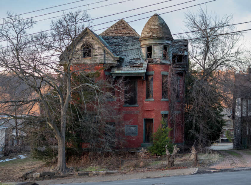 20 Horrifying Houses Straight Out of Horror Movies
